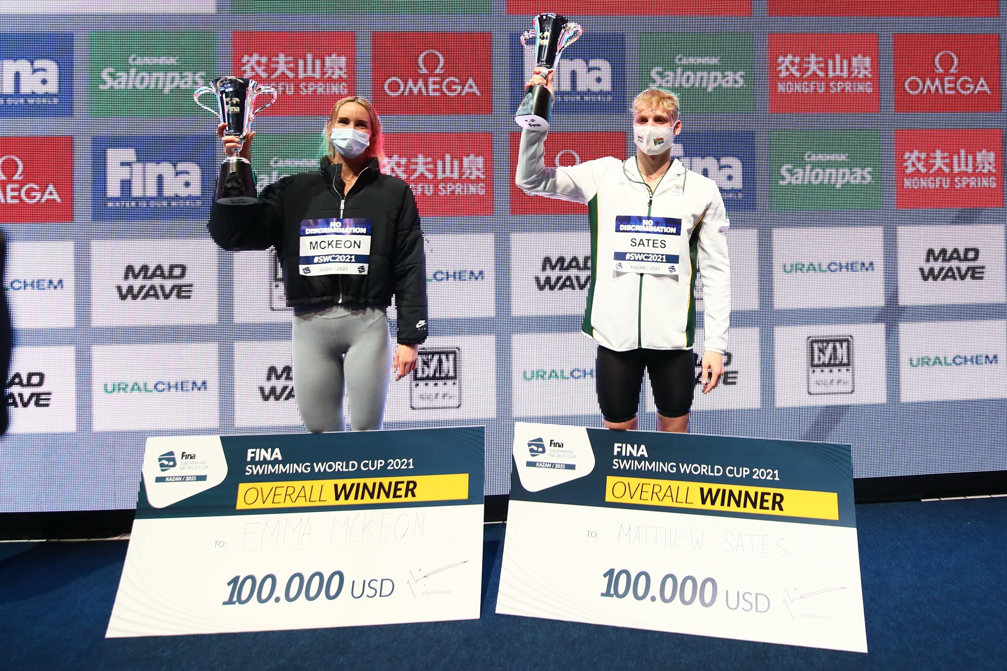 Emma McKeon da Austrália e Matthew Sates da África do Sul, coroados ...