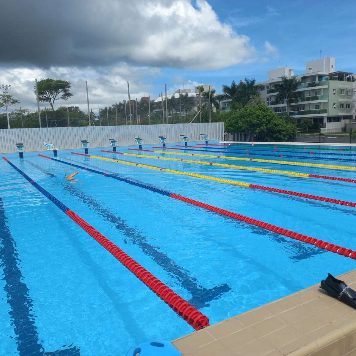 Mais imagens e detalhes da piscina do Swim Floripa em Jurerê ...