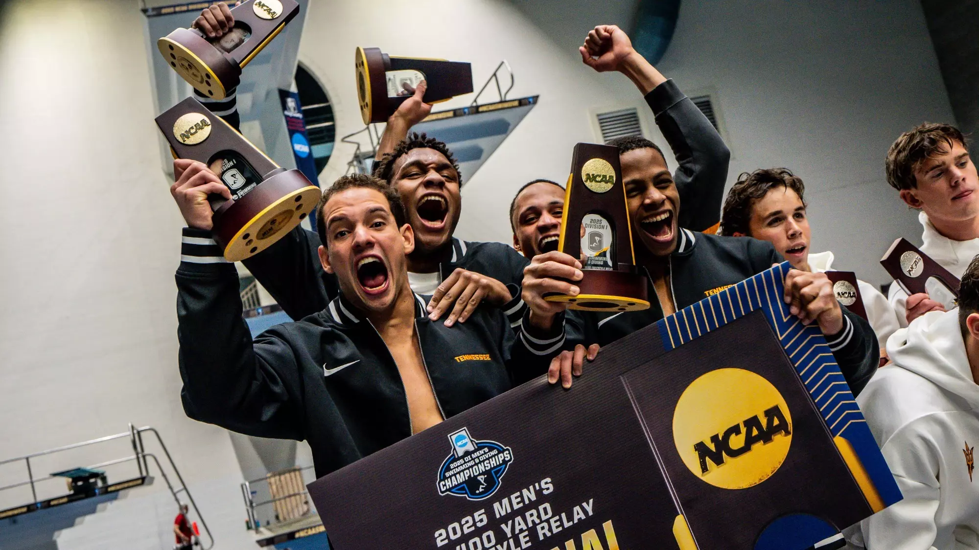 Best Vídeo: Veja Tennesse campeão do 4x100 livre com Gui Caribé abrindo ...